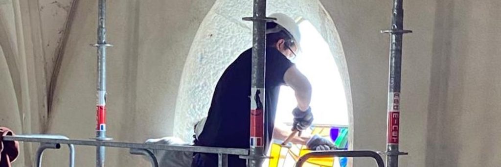 Dépose des vitraux de Louis Ribes à Sainte-Catherine - Diocèse de Lyon